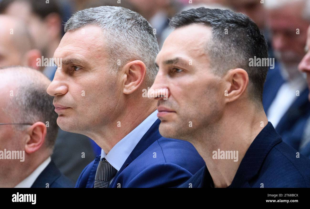 Berlin, Germany. 09th Nov, 2023. Award winner Vitali Klitschko (l) and ...