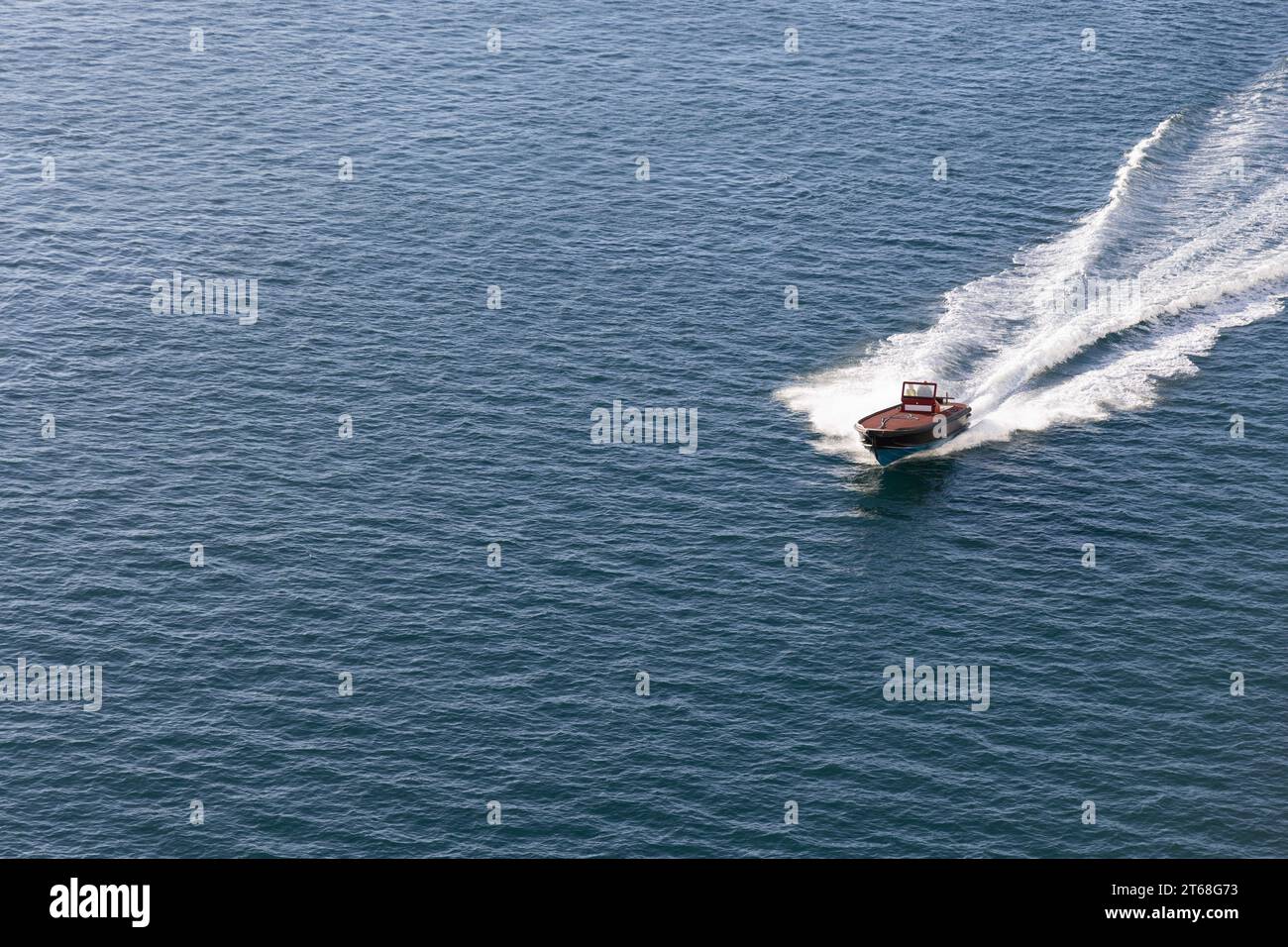 Trailing water behind boat sailing hi-res stock photography and images ...