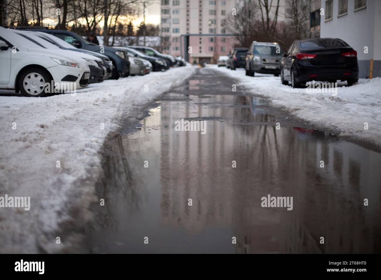 Cars frozen on a driveway hi-res stock photography and images - Alamy