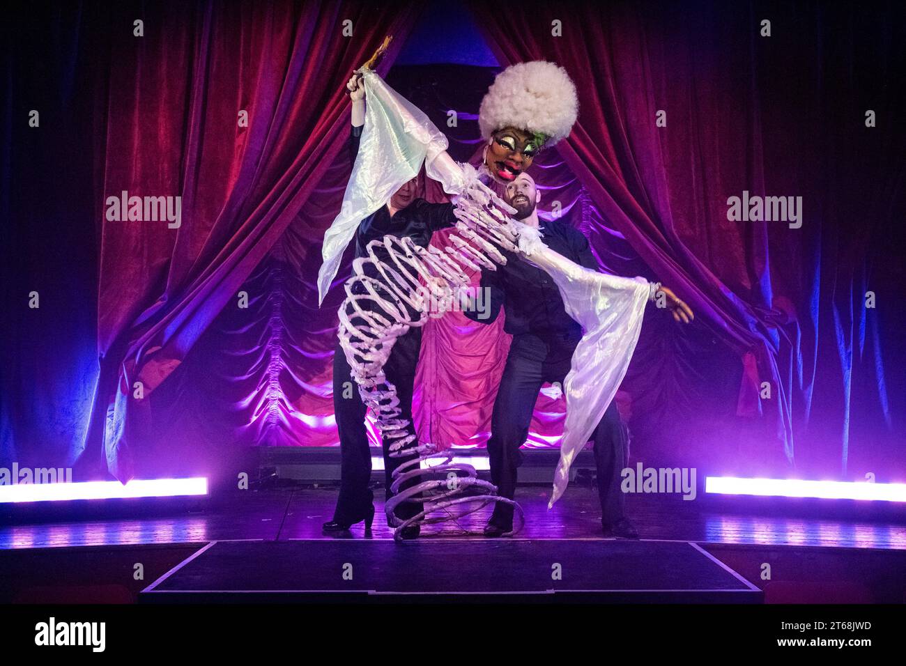 Slinky puppet hi-res stock photography and images - Alamy