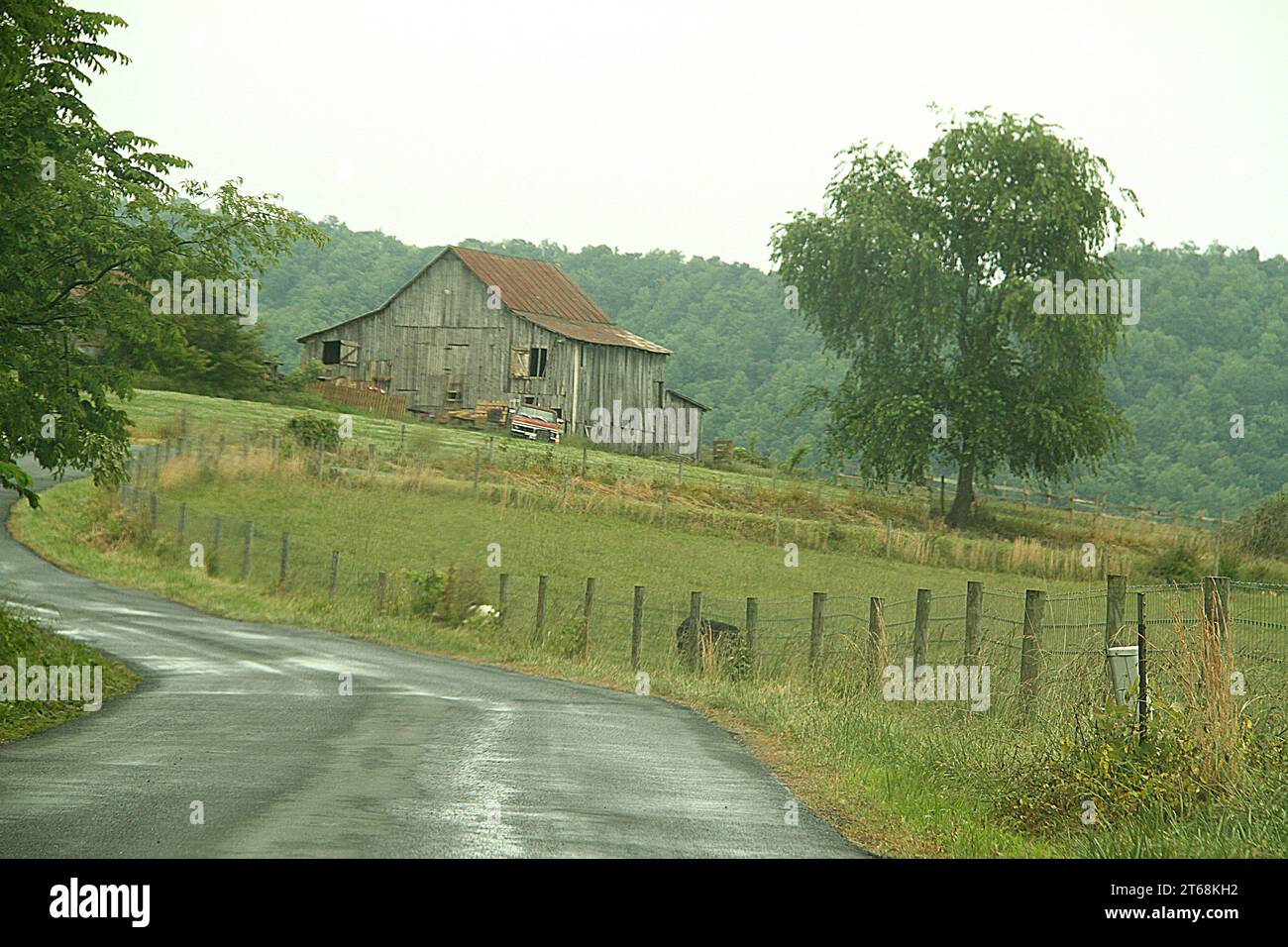 Country road and large wooden barn in rural Virginia, USA Stock Photo ...