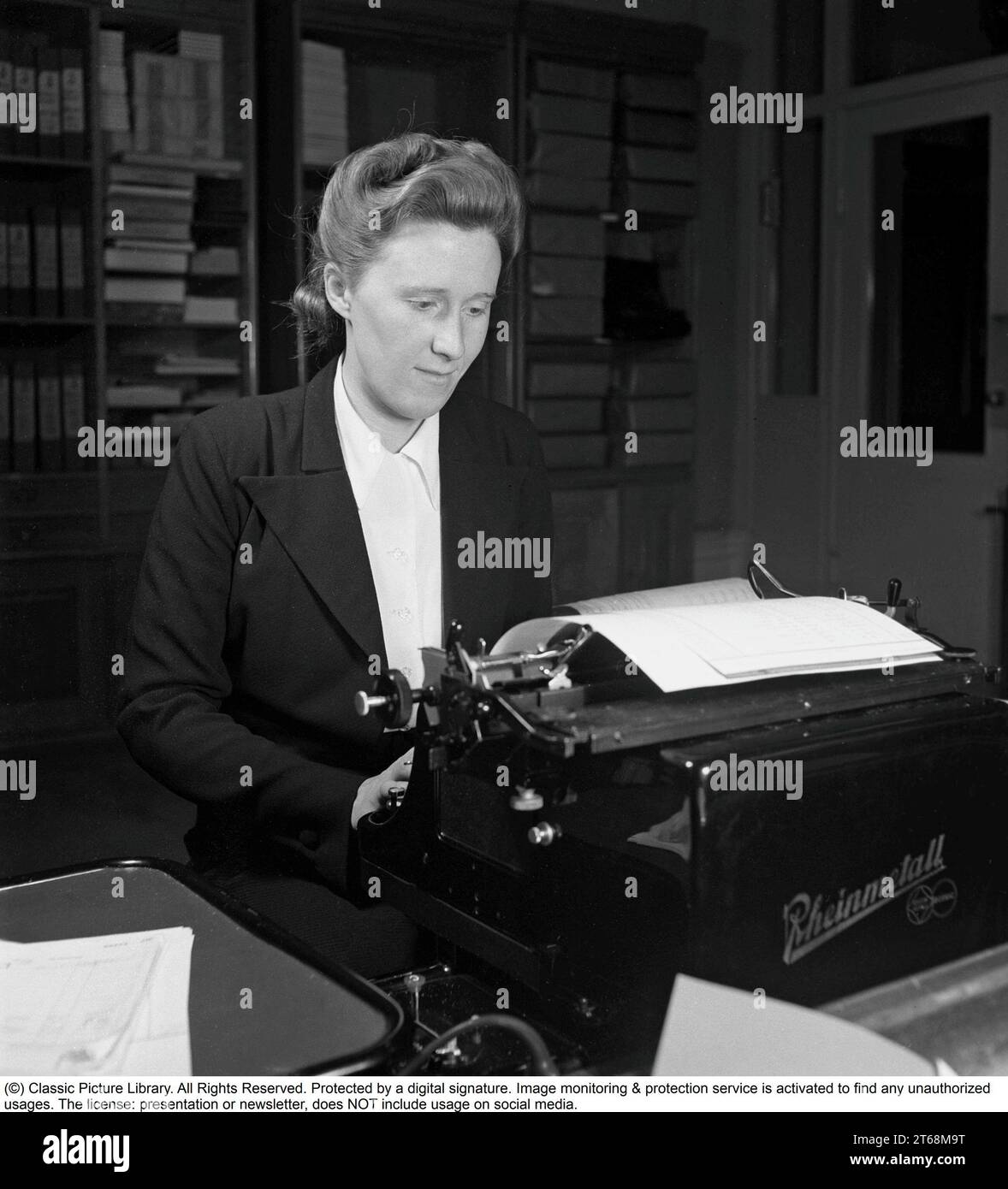 1940s office worker hi-res stock photography and images - Alamy