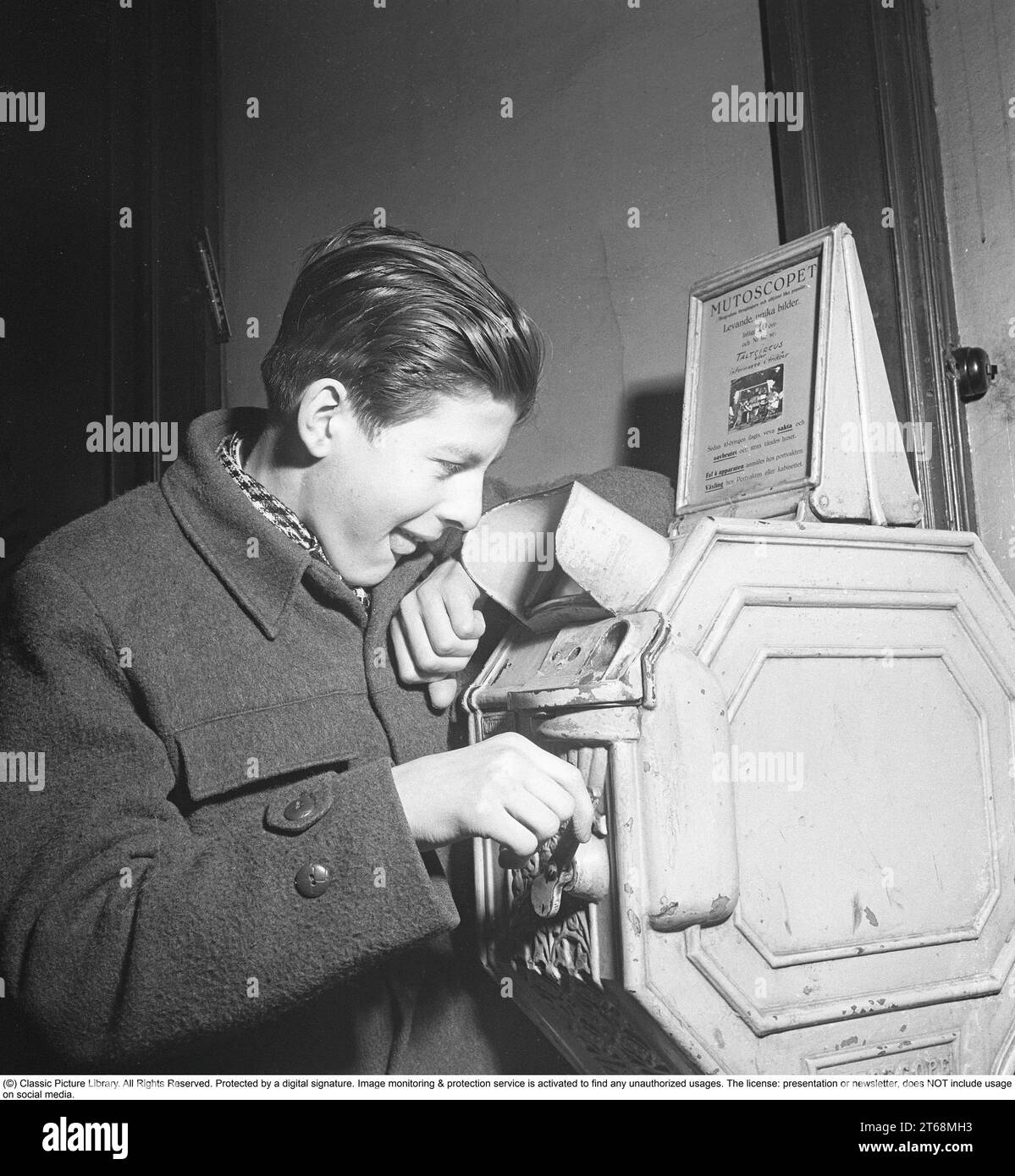 1950s 50s coin operated hi-res stock photography and images - Alamy