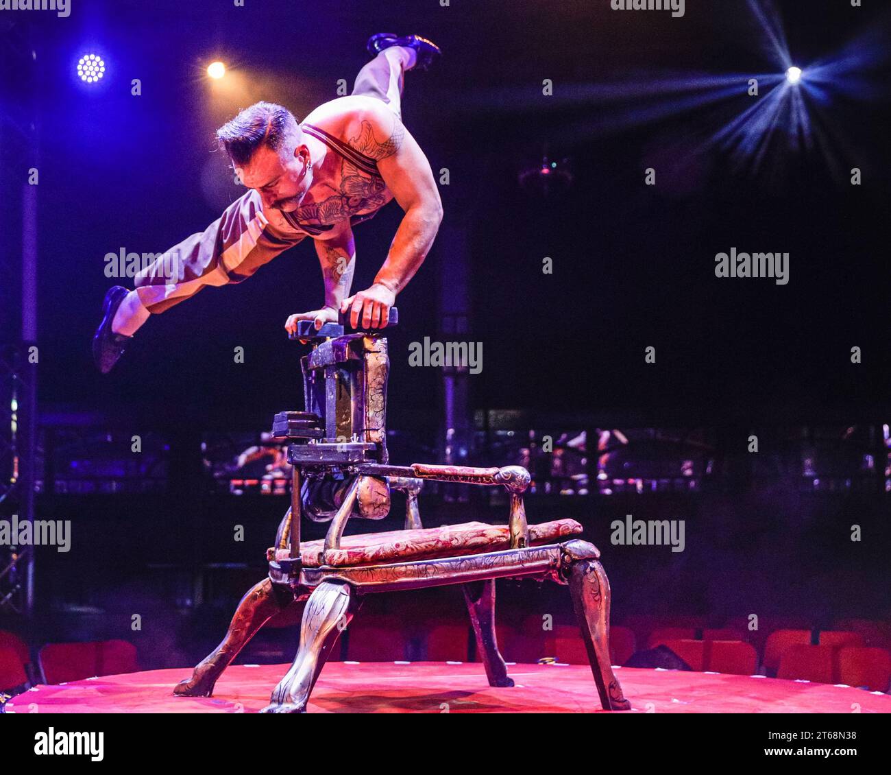 London, UK. 09th Nov, 2023. Acclaimed hand balancer, Aaron Marshall ...