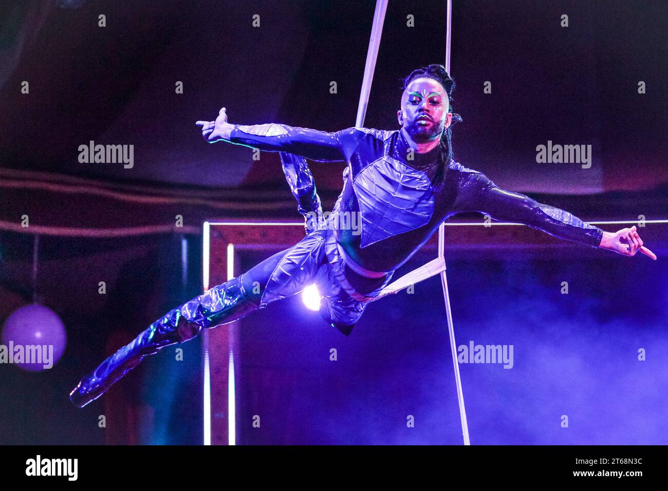 London, UK. 09th Nov, 2023. Lj Marles with his tension strap artistry ...