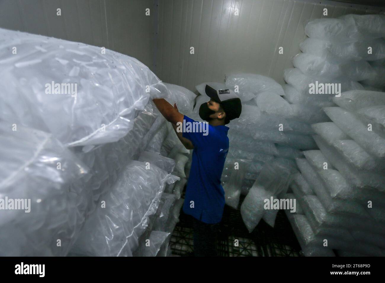 Ice cubes freezer hi-res stock photography and images - Alamy
