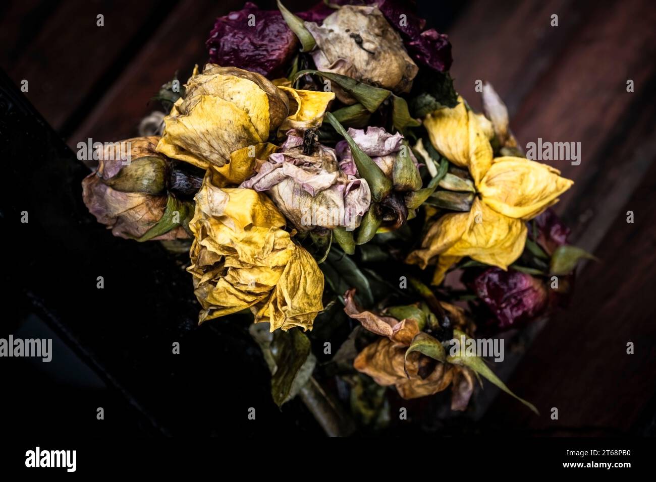 Flowers for rememberance hi-res stock photography and images - Alamy