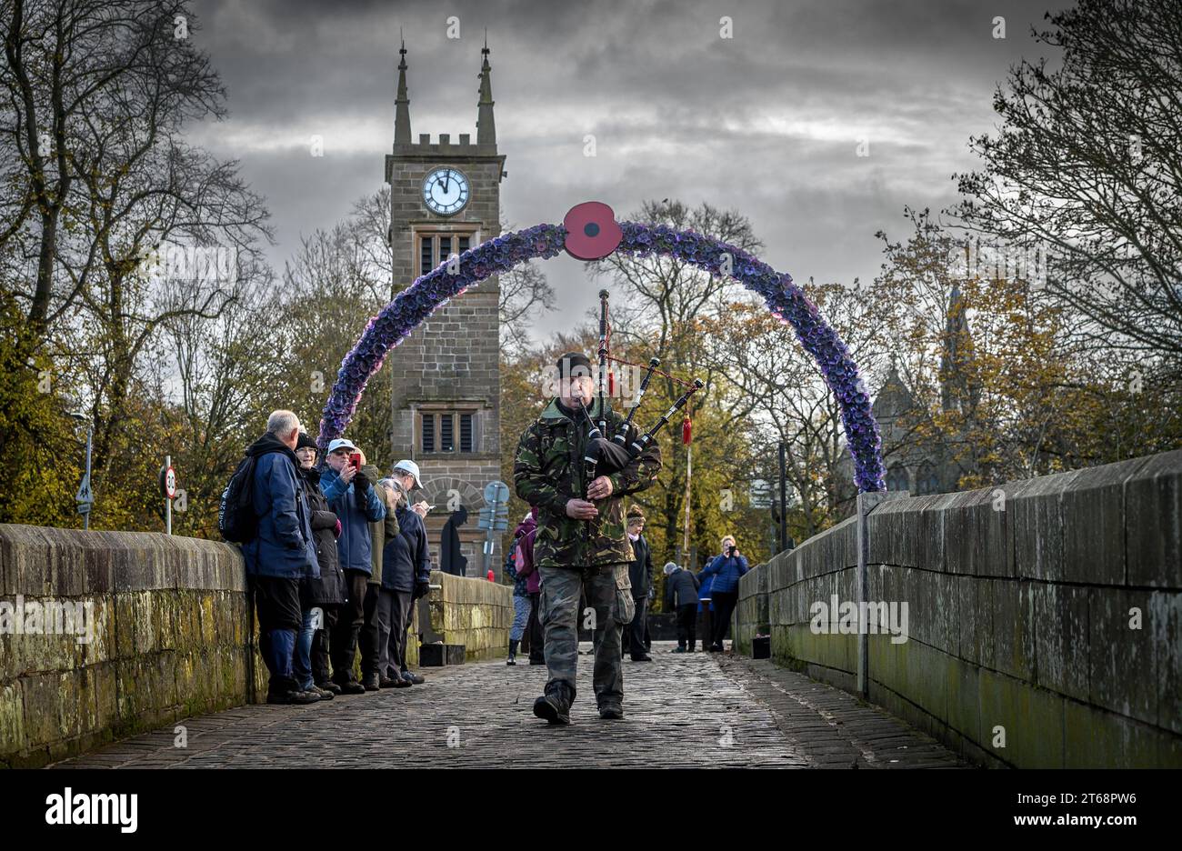 Bagpipes remembrance day poppy hi-res stock photography and images - Alamy