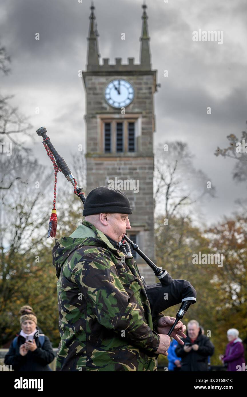 Bagpipes remembrance day poppy hi-res stock photography and images - Alamy