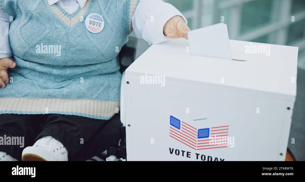 Person paper ballot voting booth hi-res stock photography and images ...