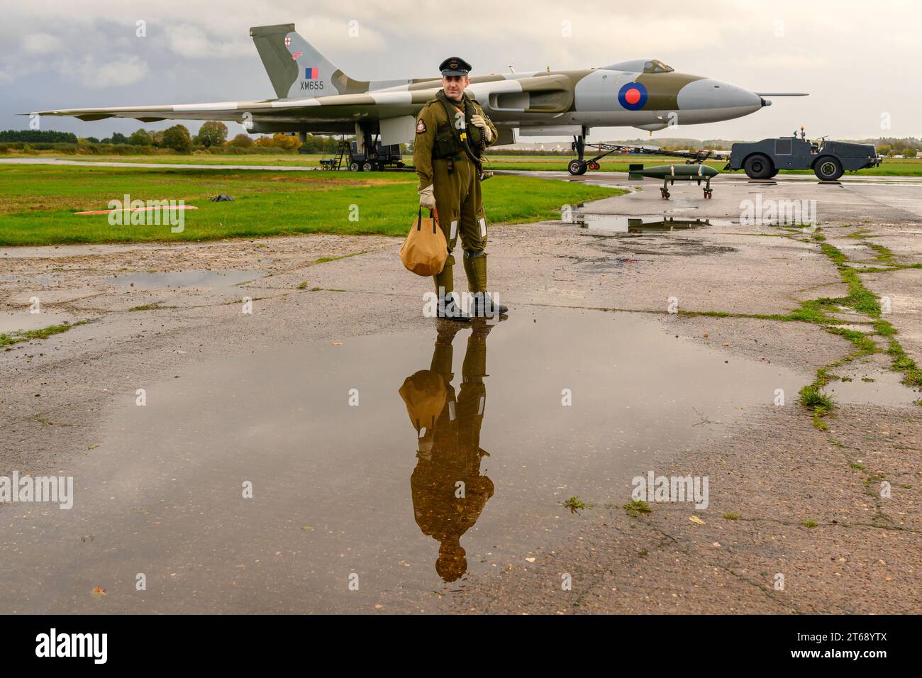 Avro vulcan crew hi-res stock photography and images - Alamy