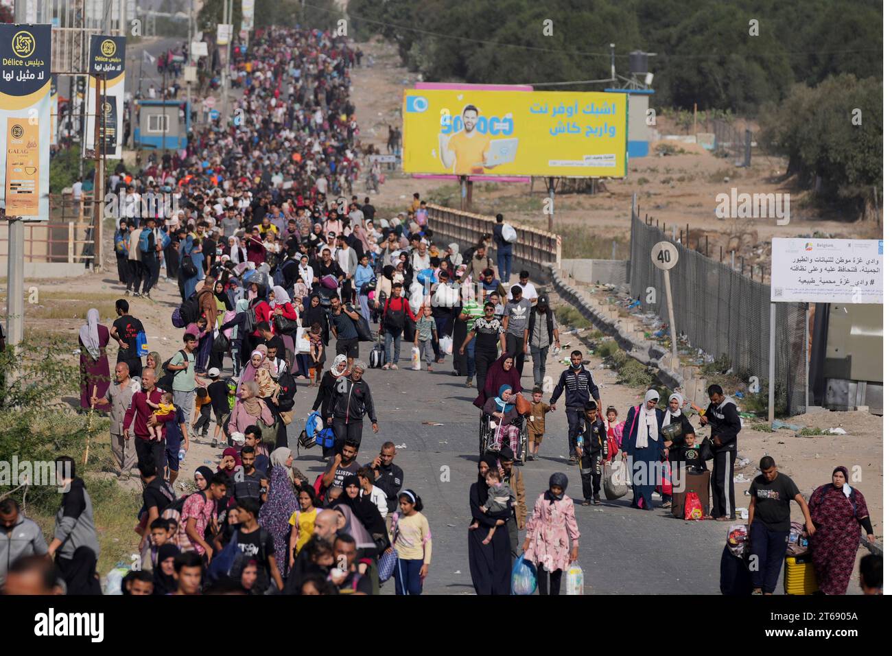 Palestinians flee to the southern Gaza Strip along Salah al-Din Street ...