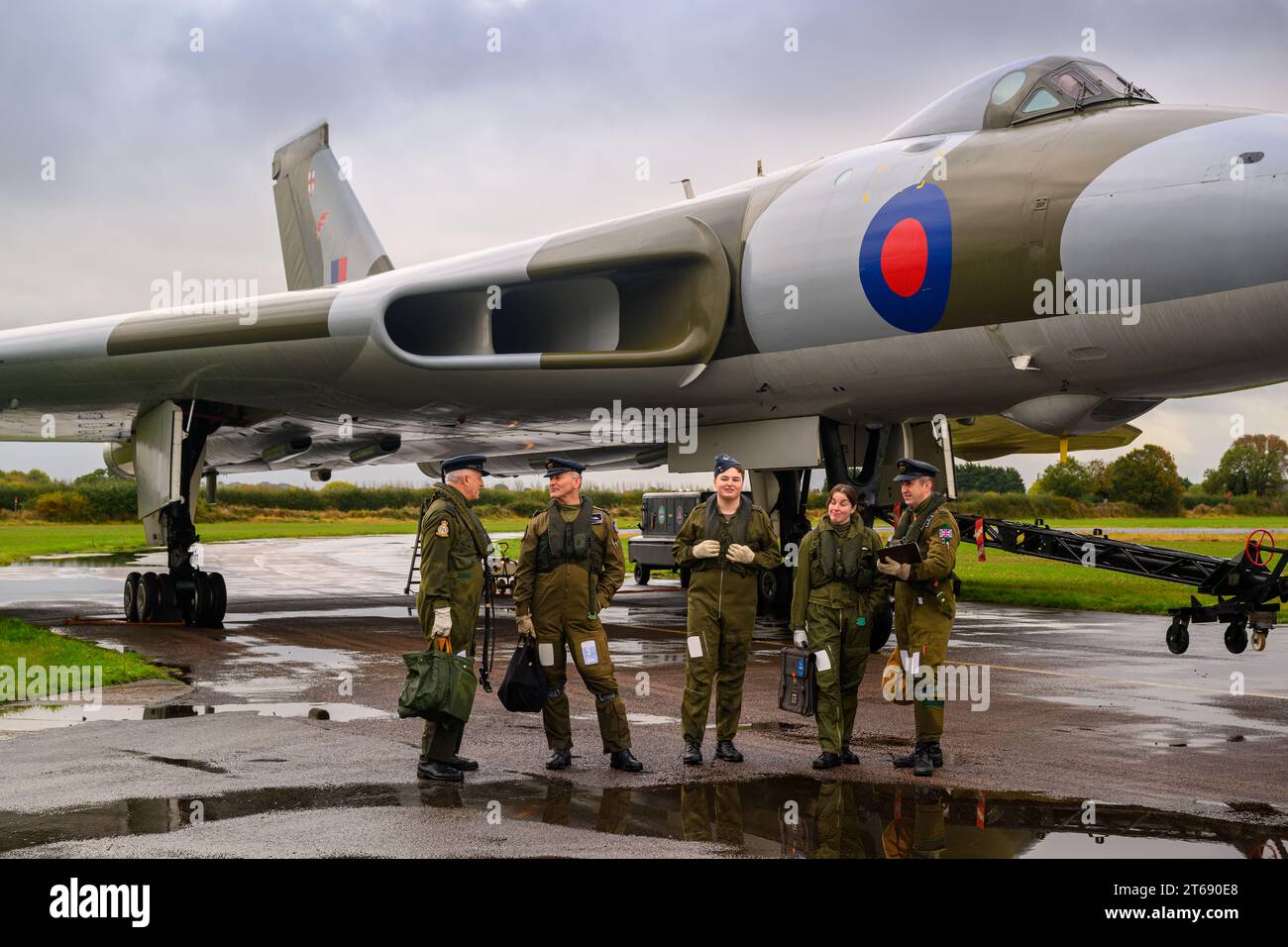 Avro Vulcan XM655 with aircrew re-enactors Stock Photo - Alamy