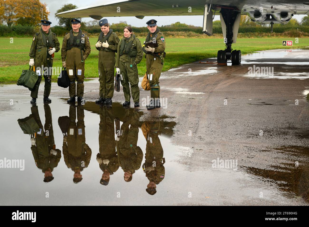 Avro vulcan crew hi-res stock photography and images - Alamy