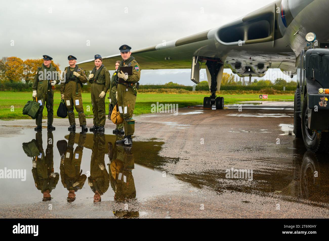 Avro vulcan crew hi-res stock photography and images - Alamy