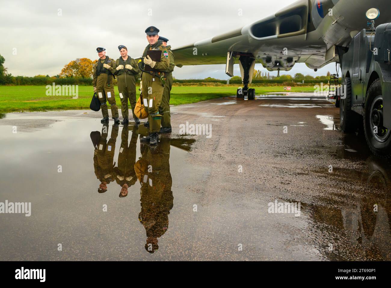 Avro vulcan crew hi-res stock photography and images - Alamy
