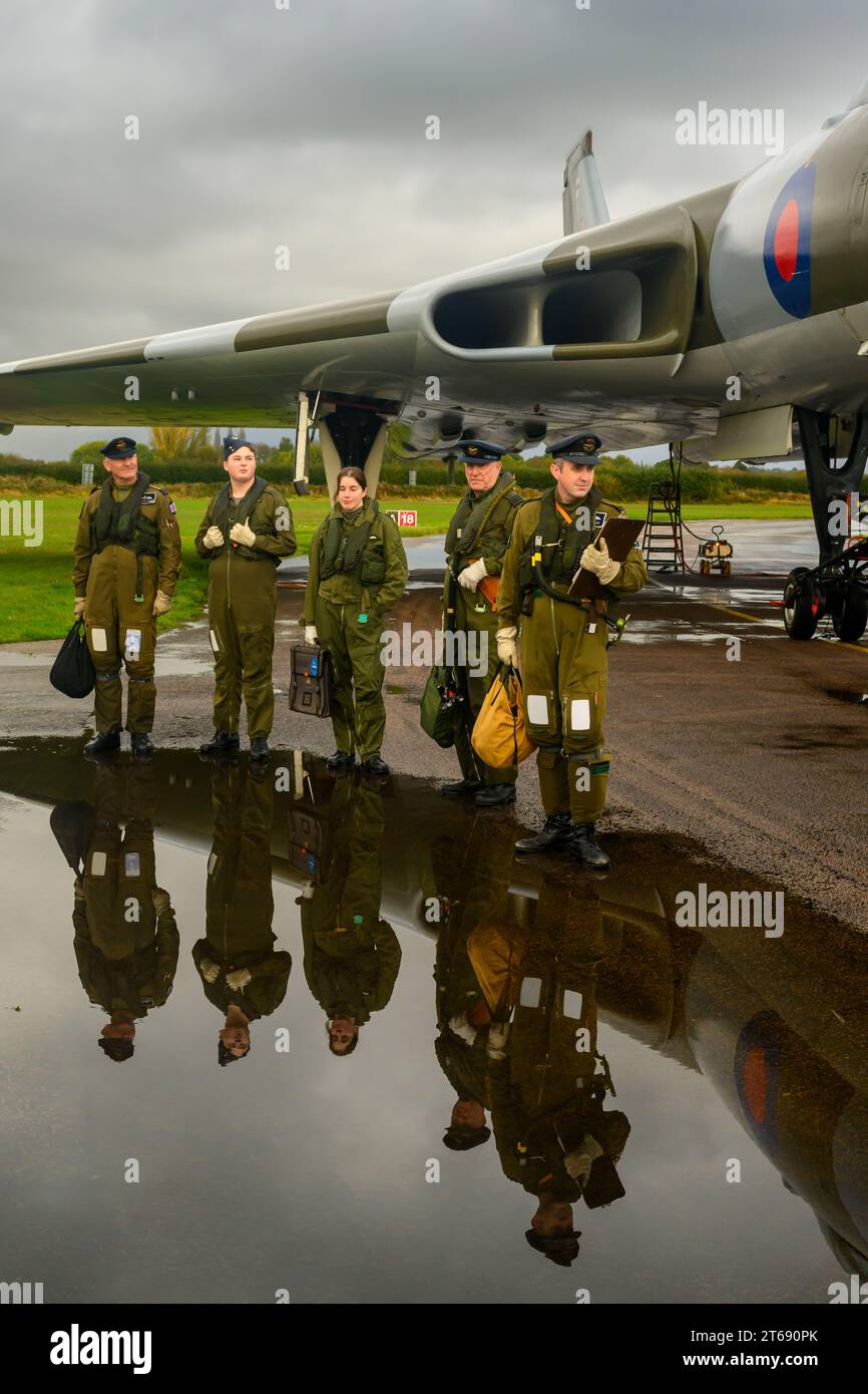 Vulcan bomber and her crew hi-res stock photography and images - Alamy
