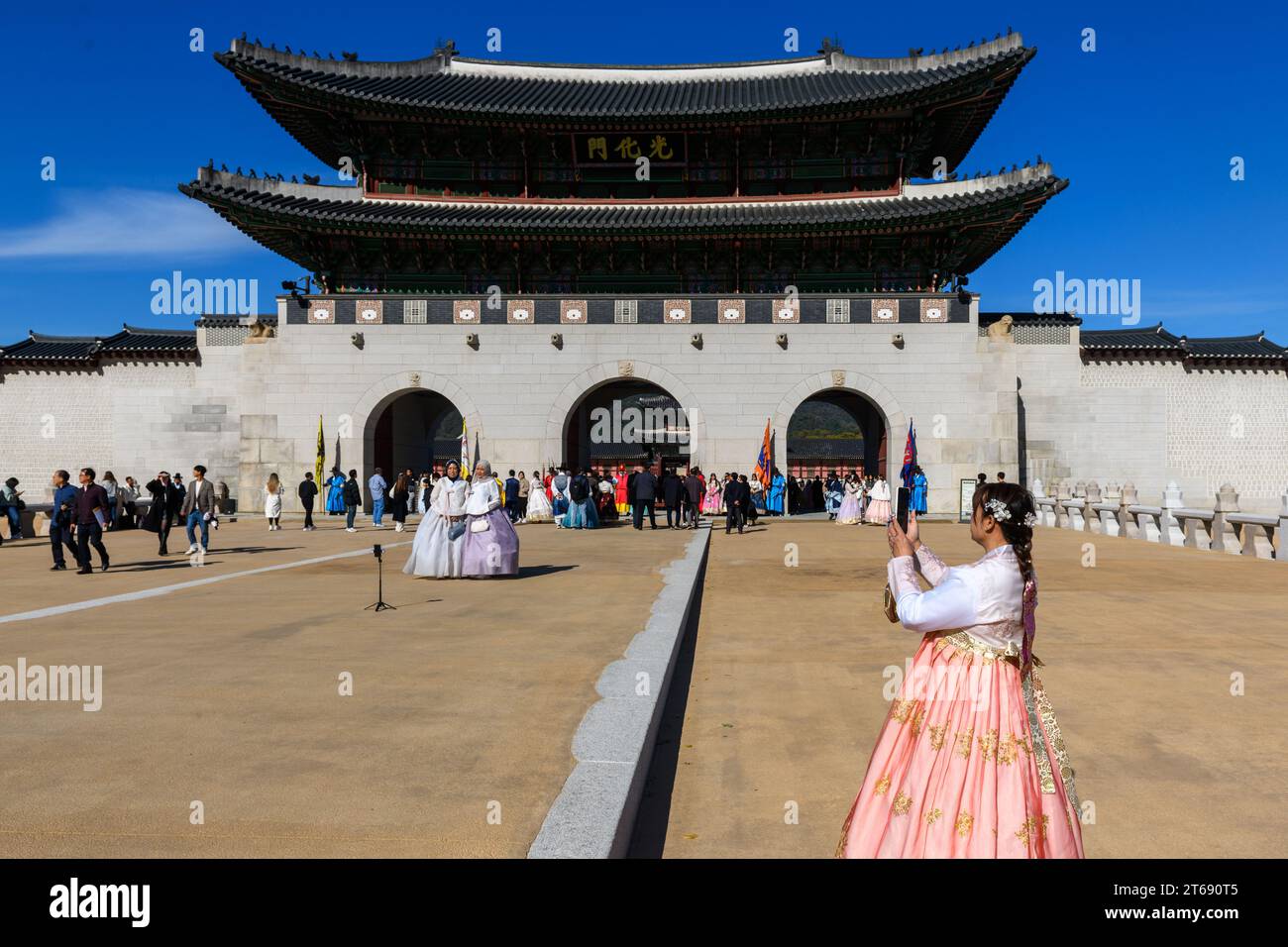 Seoul, South Korea. 08th Nov, 2023. Tourists wearing Hanbok, Korea's ...