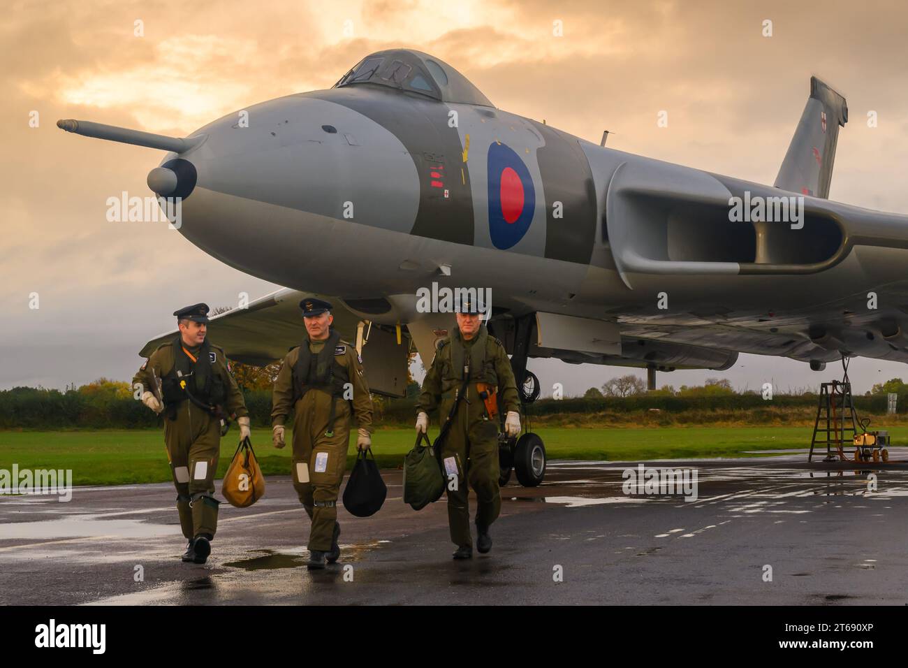 Avro vulcan crew hi-res stock photography and images - Alamy