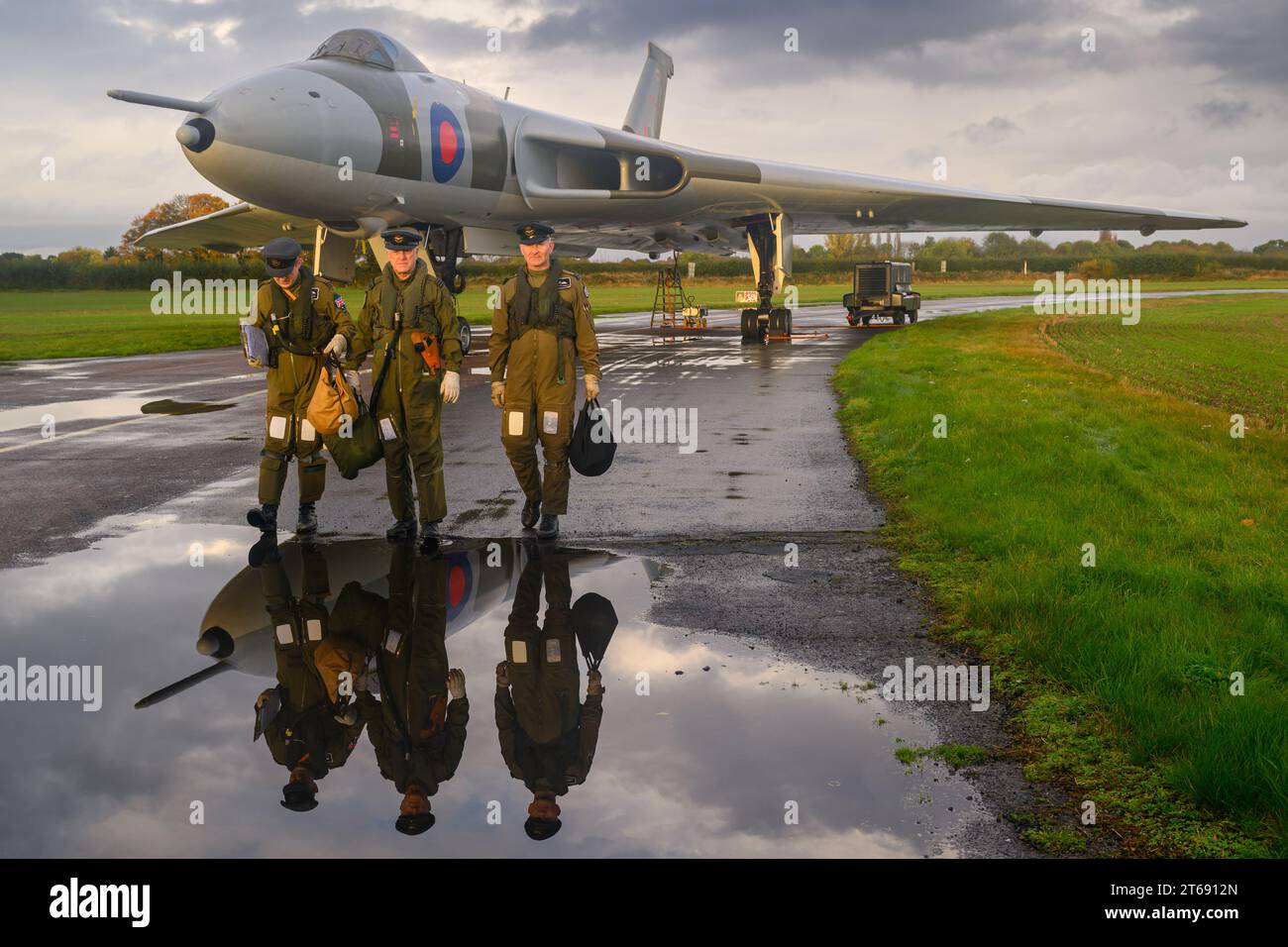 Avro vulcan crew hi-res stock photography and images - Alamy