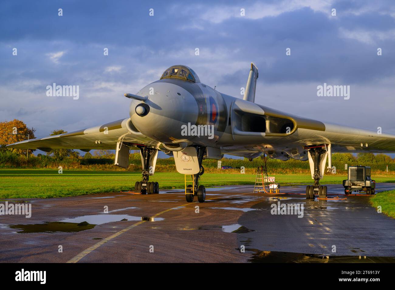 Avro Vulcan XM655 at sundown Stock Photo - Alamy