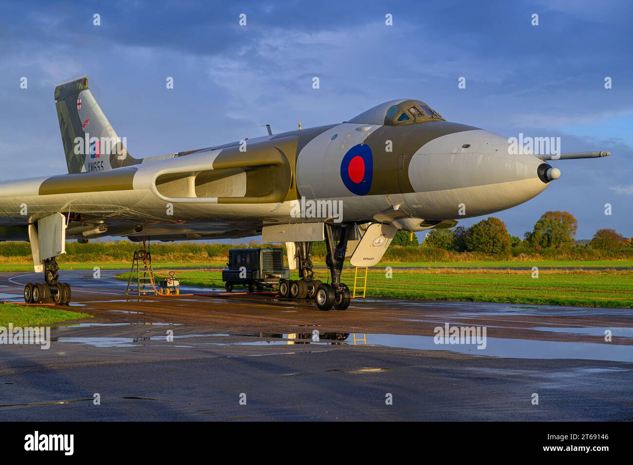 Avro Vulcan XM655 at sundown Stock Photo - Alamy