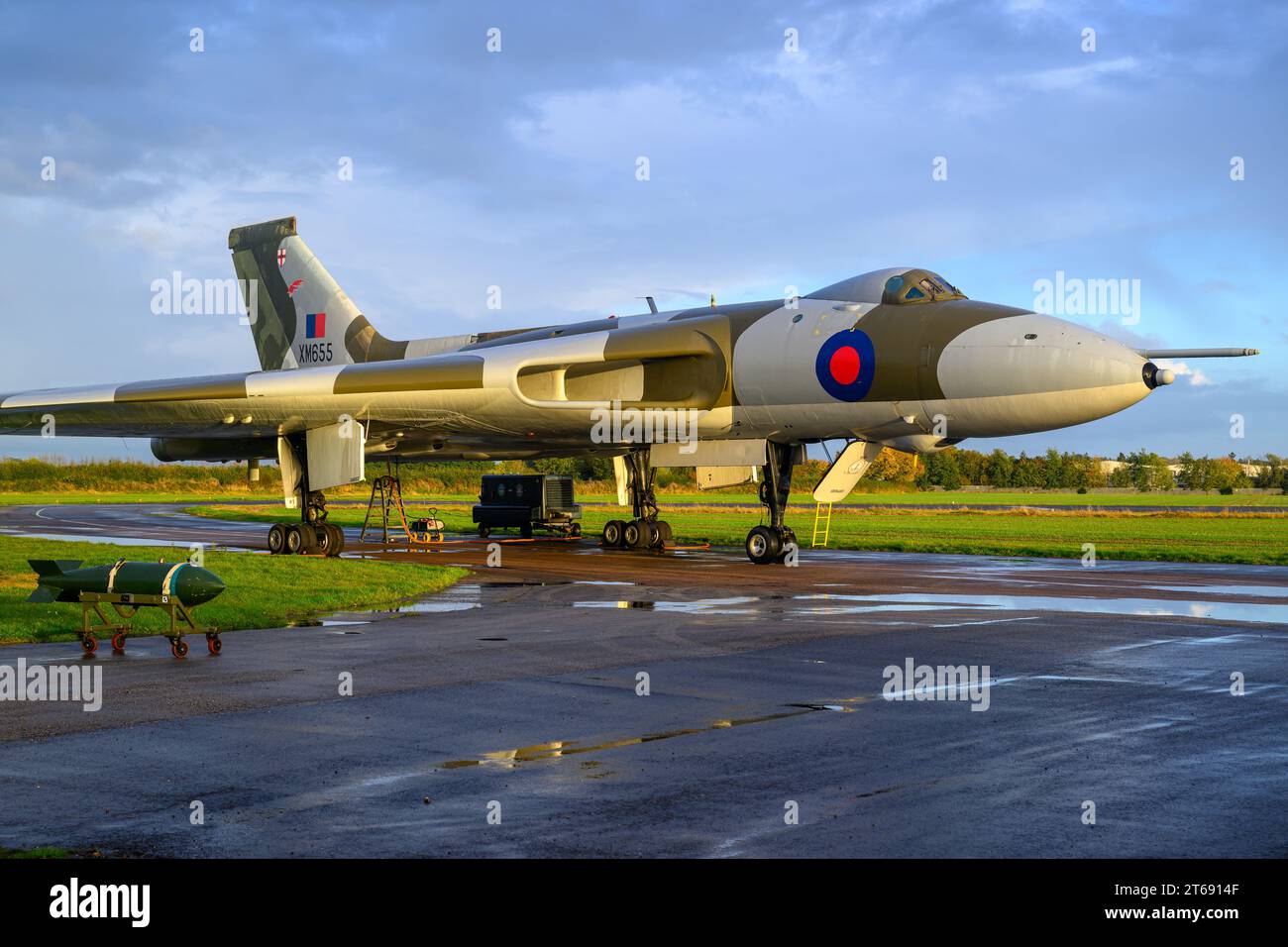 Avro Vulcan XM655 at sundown Stock Photo - Alamy