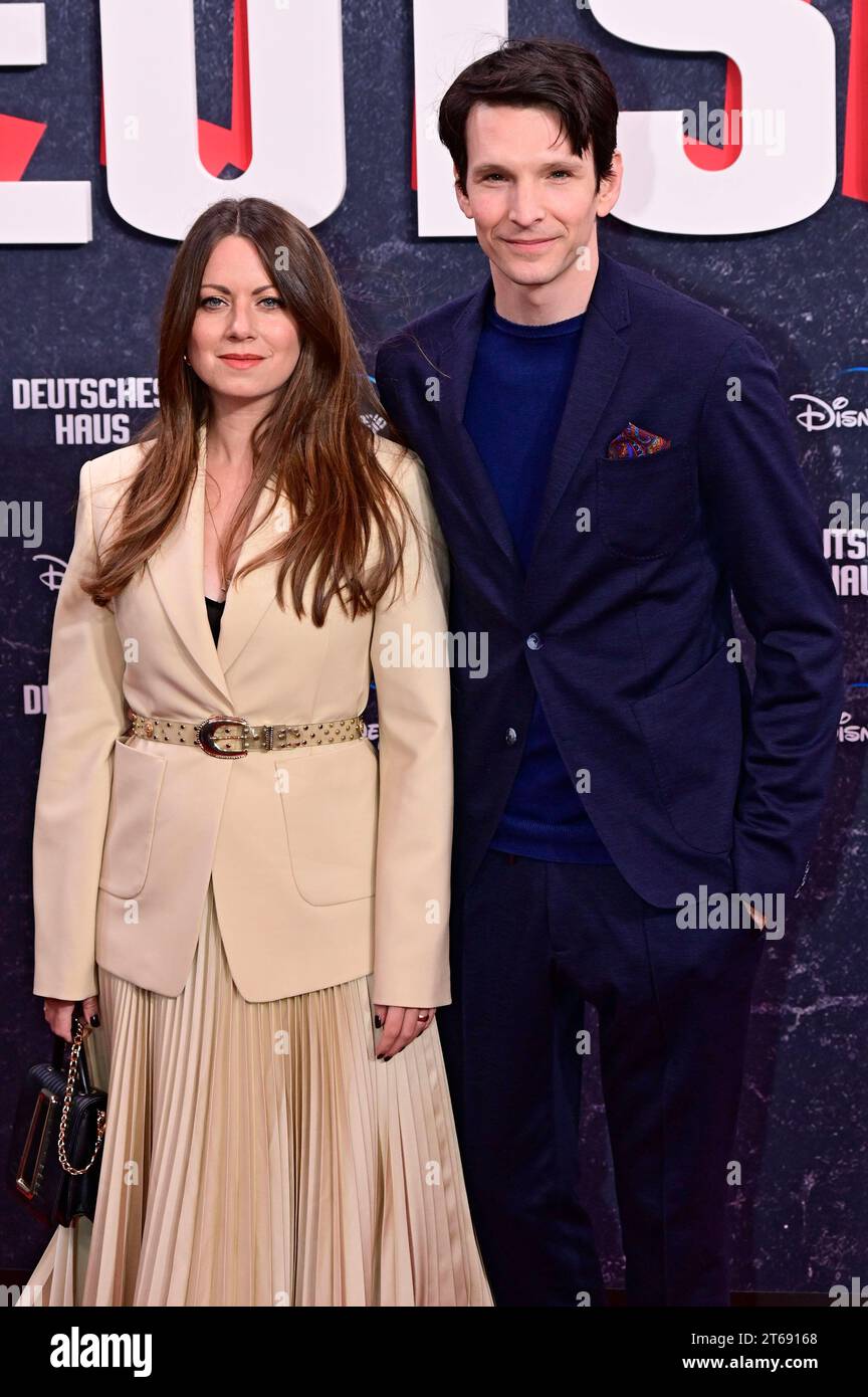 Alice Dwyer mit Ehemann Sabin Tambrea bei der Premiere der Disney ...