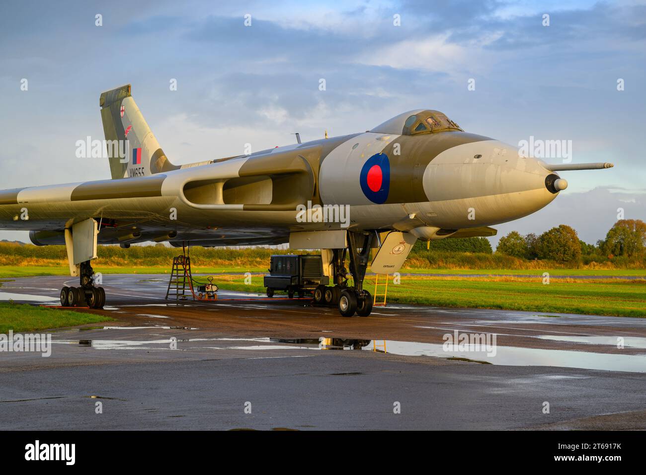 Avro Vulcan XM655 at sundown Stock Photo - Alamy