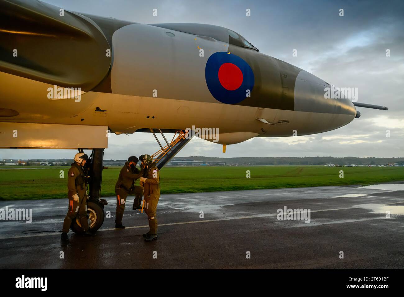 Avro Vulcan XM655 with aircrew entering the cockpit Stock Photo - Alamy
