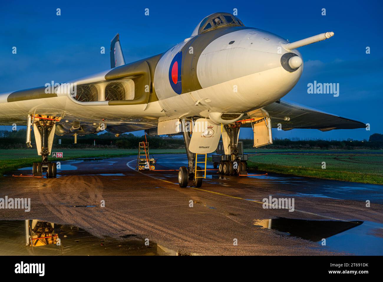 Avro Vulcan XM655 at night Stock Photo - Alamy