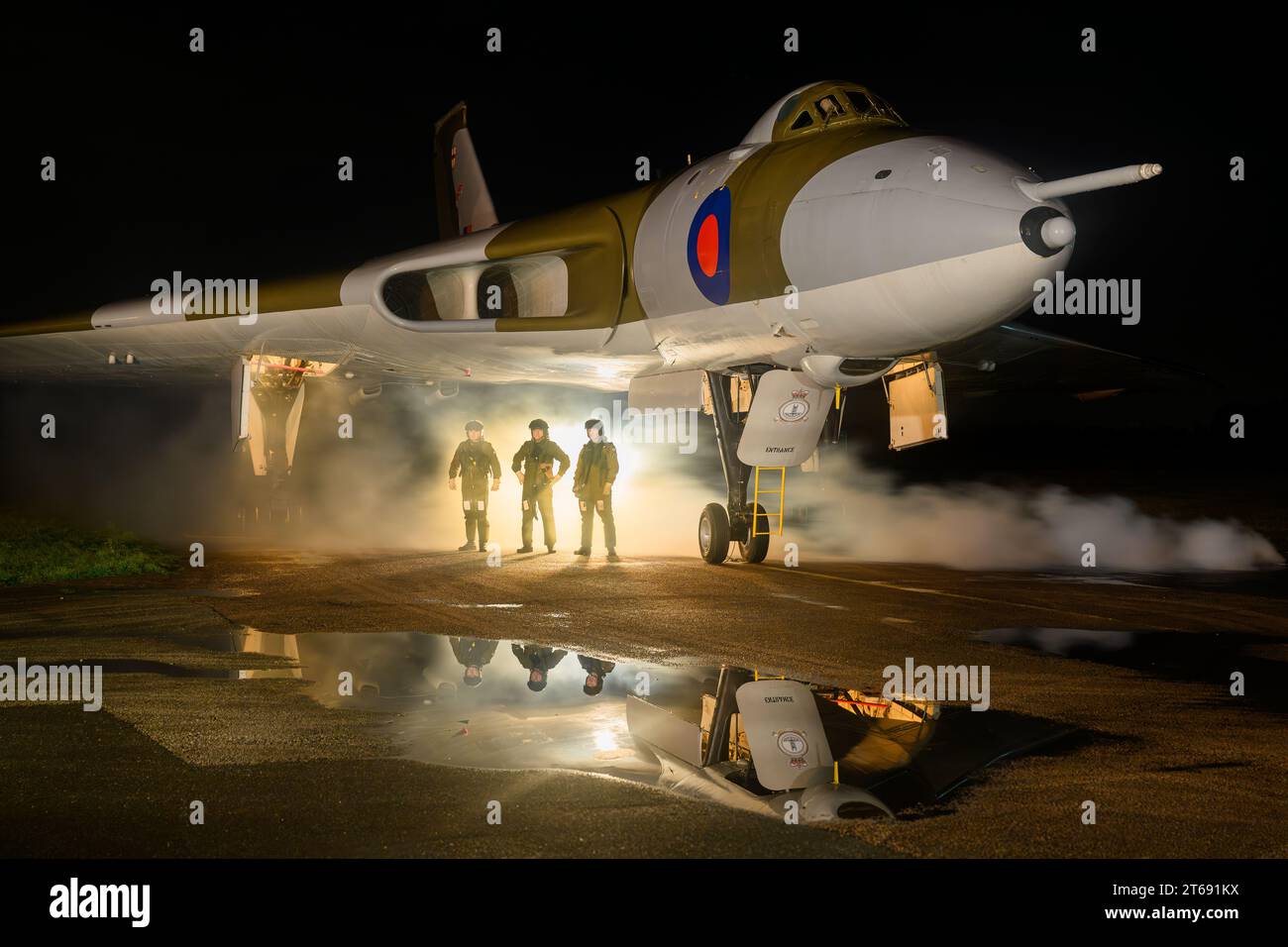 Avro Vulcan XM655 at night with backlit pilots and mist Stock Photo - Alamy