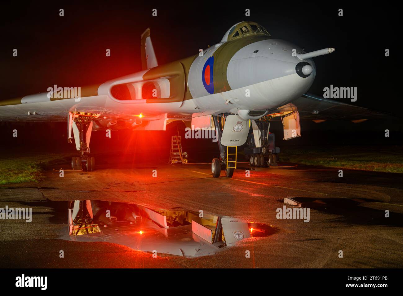 Avro Vulcan XM655 at night with open bomb doors and aircraft lights on ...