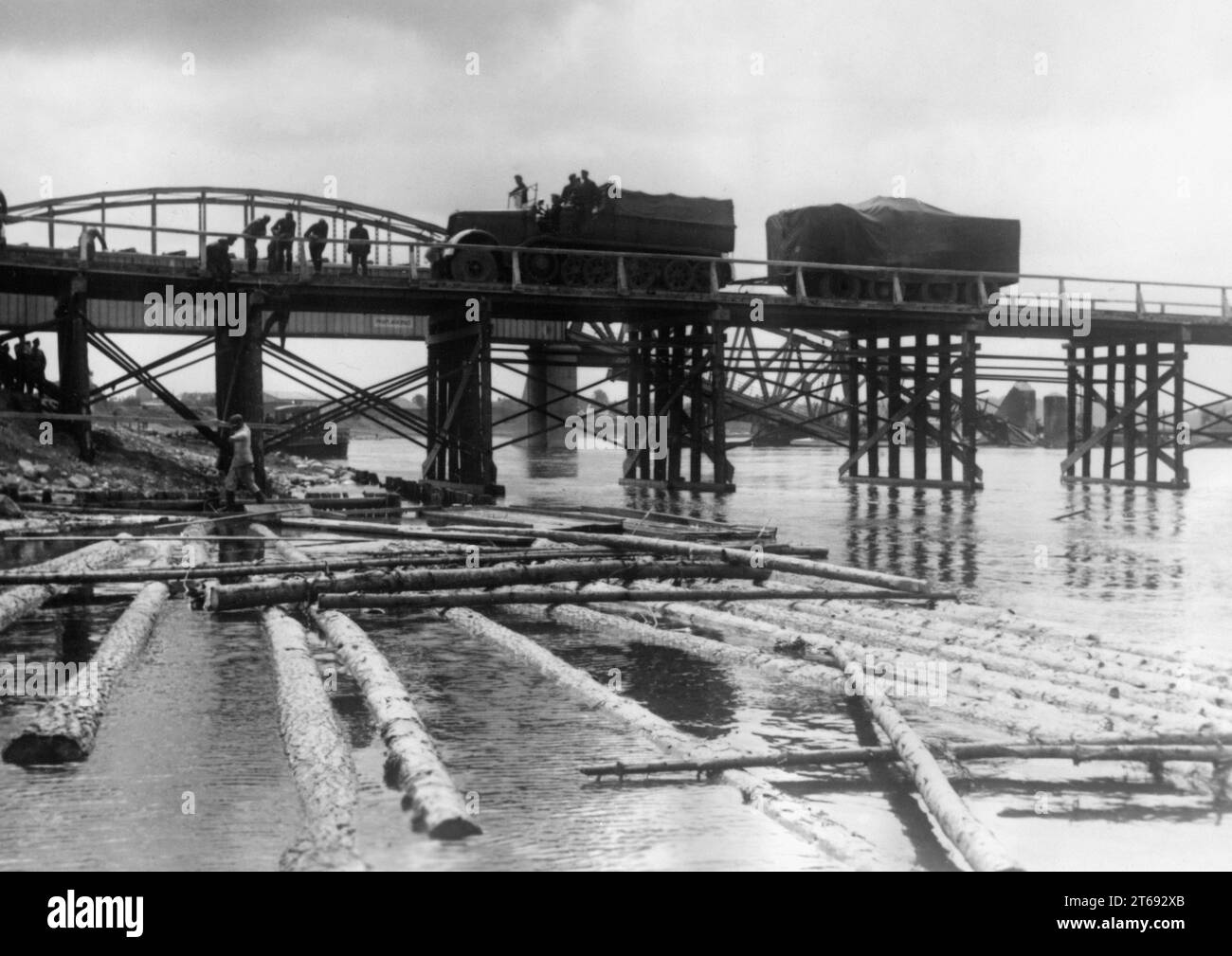 German makeshift bridge over the Memel near Kaunas. Behind it the Green ...