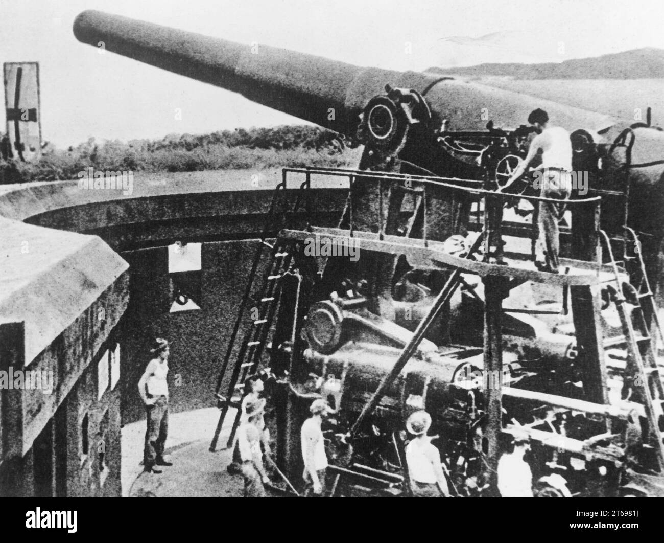 American soldiers at a gun at Mills Battery on Corregidor Island ...