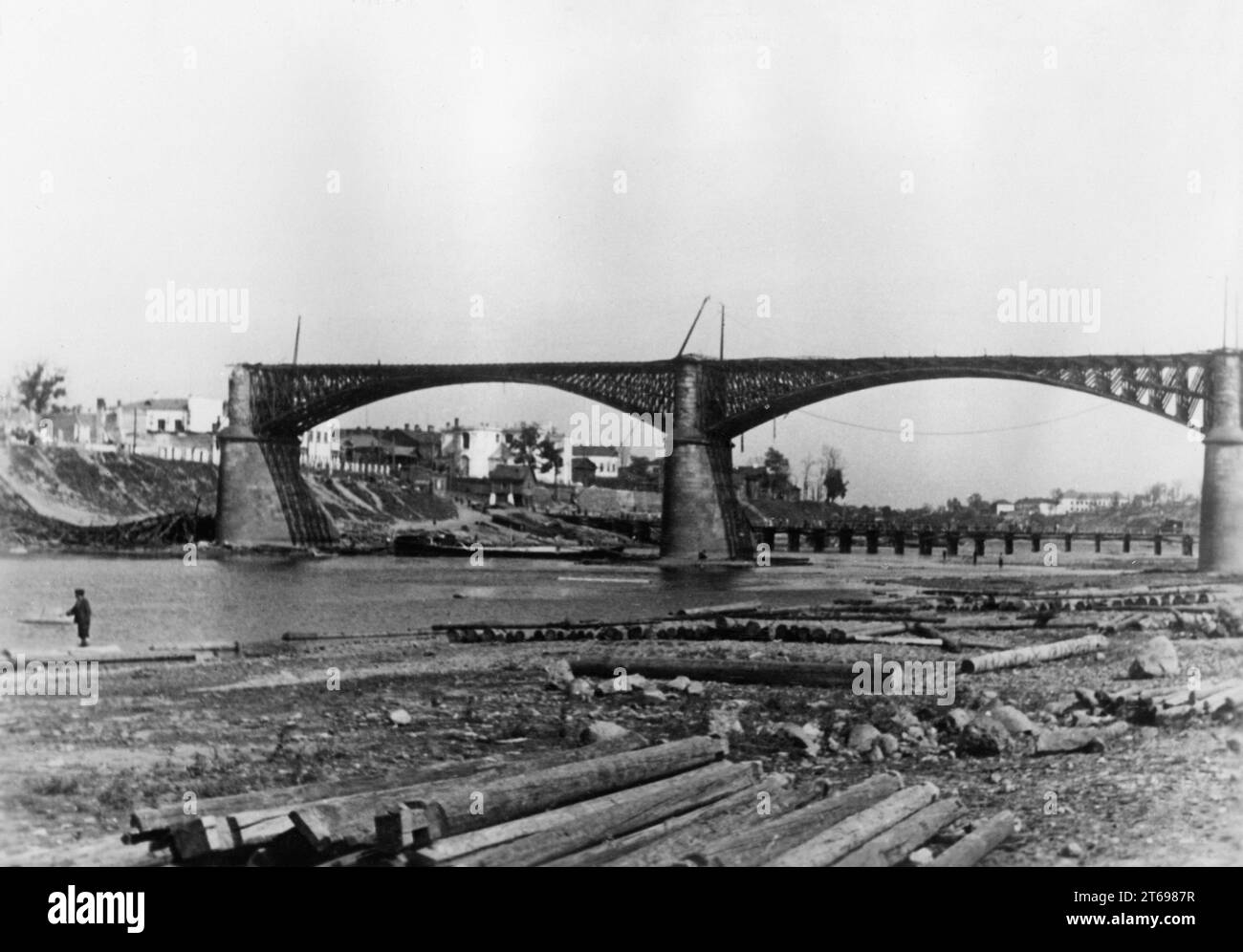 Blown up bridge over the Düna in Vitebsk. In the background the bridge ...