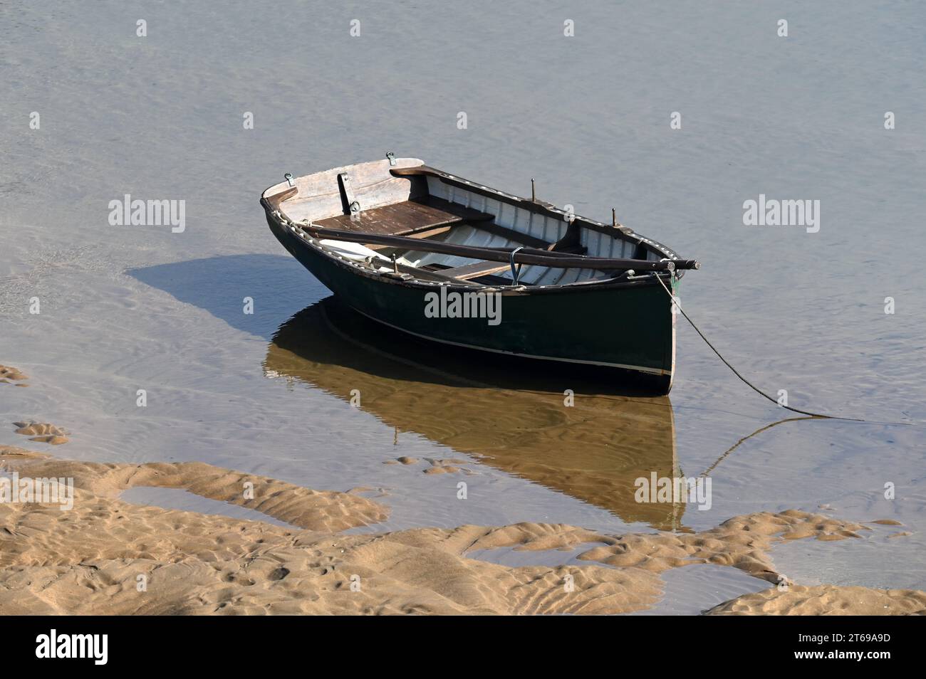 Solitary small boat hi-res stock photography and images - Alamy
