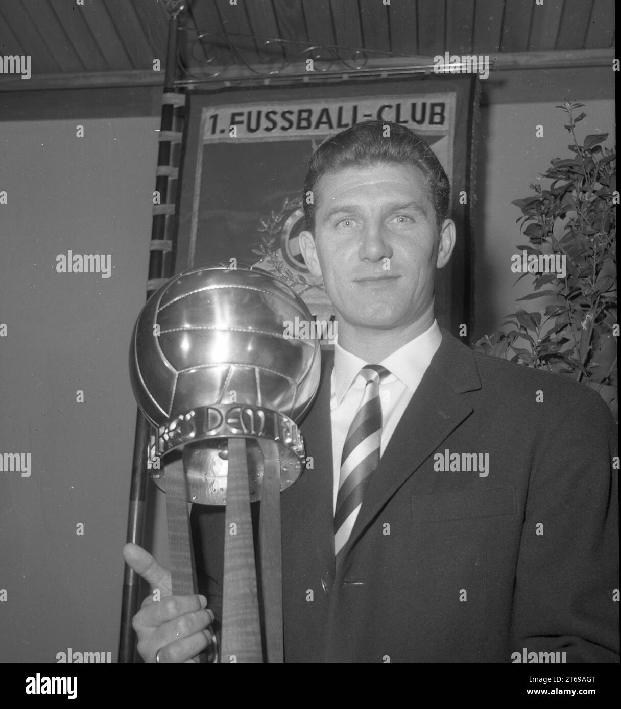 Hans Schäfer (1. FC Köln) as Footballer of the Year on 04.10.1963 ...