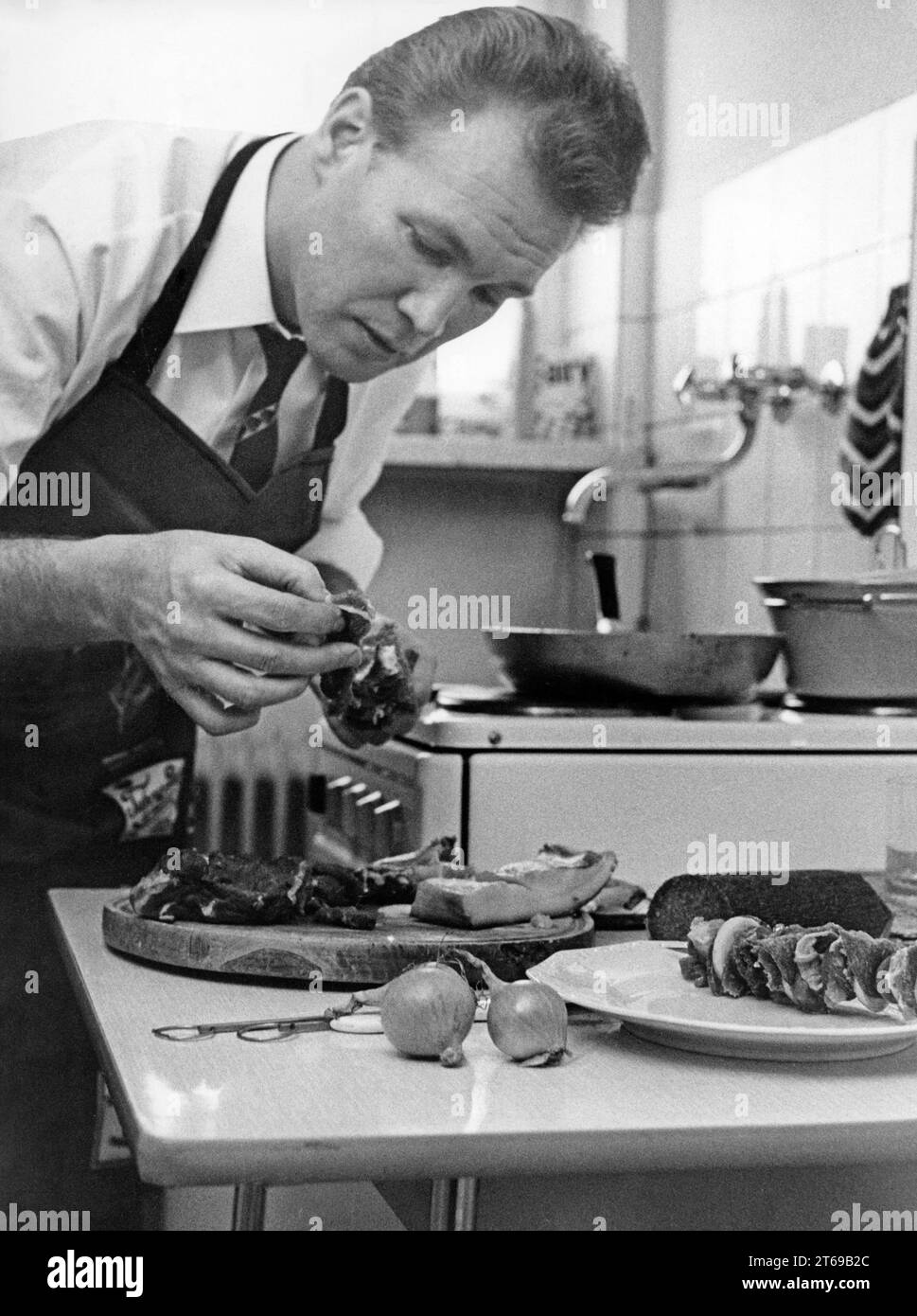 Man kitchen cooking Black and White Stock Photos & Images - Alamy