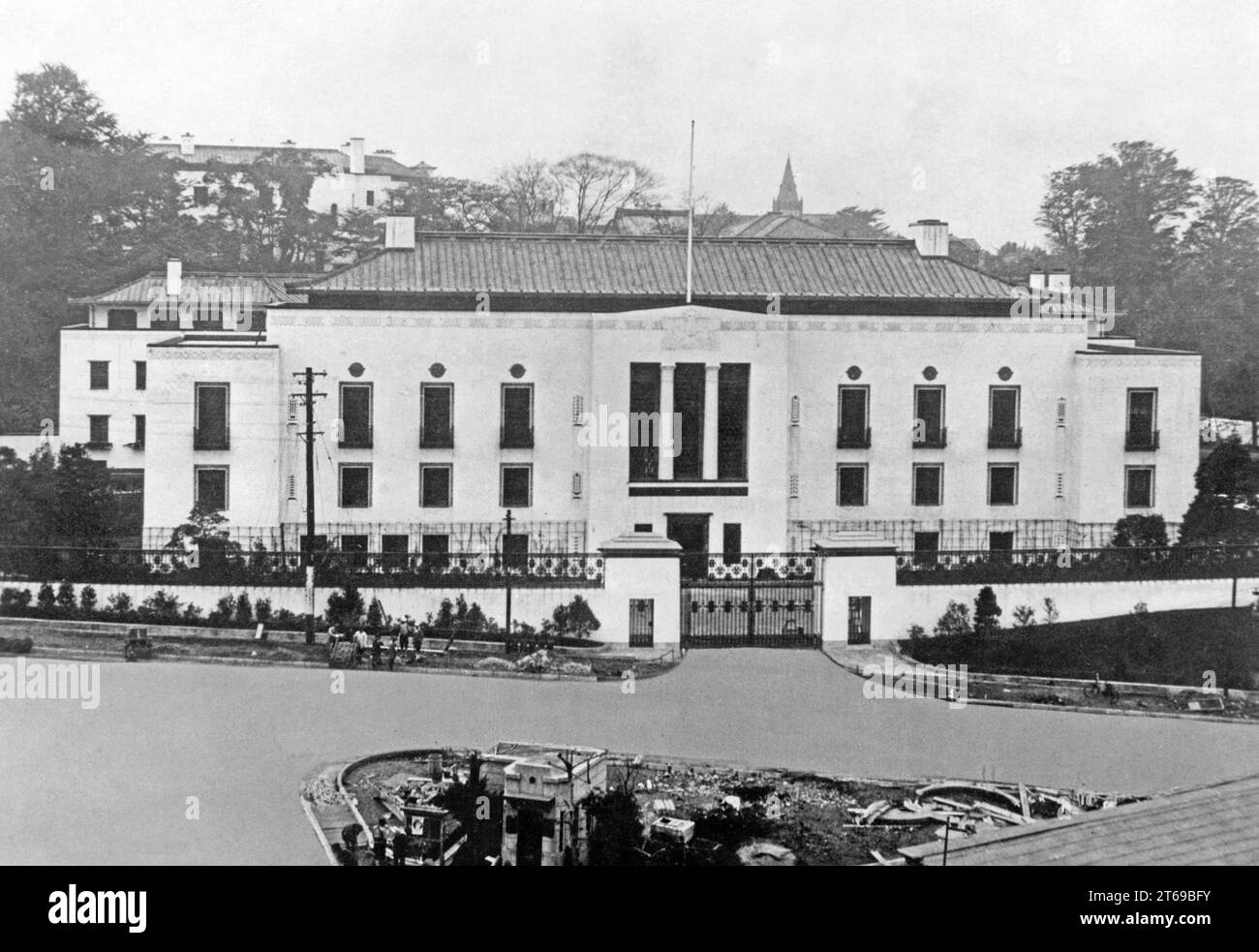 American Embassy in Tokyo. [automated translation] Stock Photo - Alamy