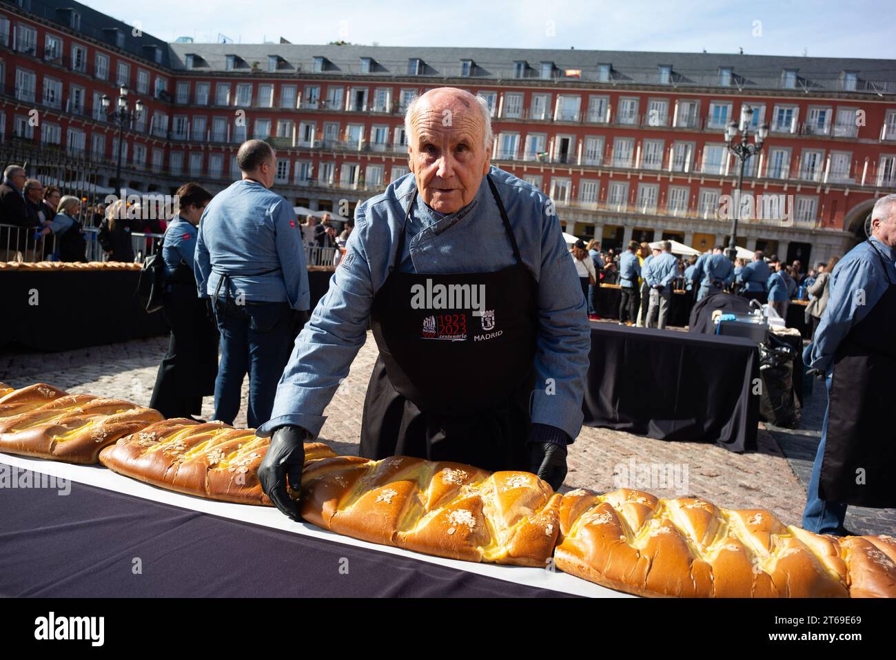 Cooks prepare the tasting of the large 20m Corona de la Almudena to ...