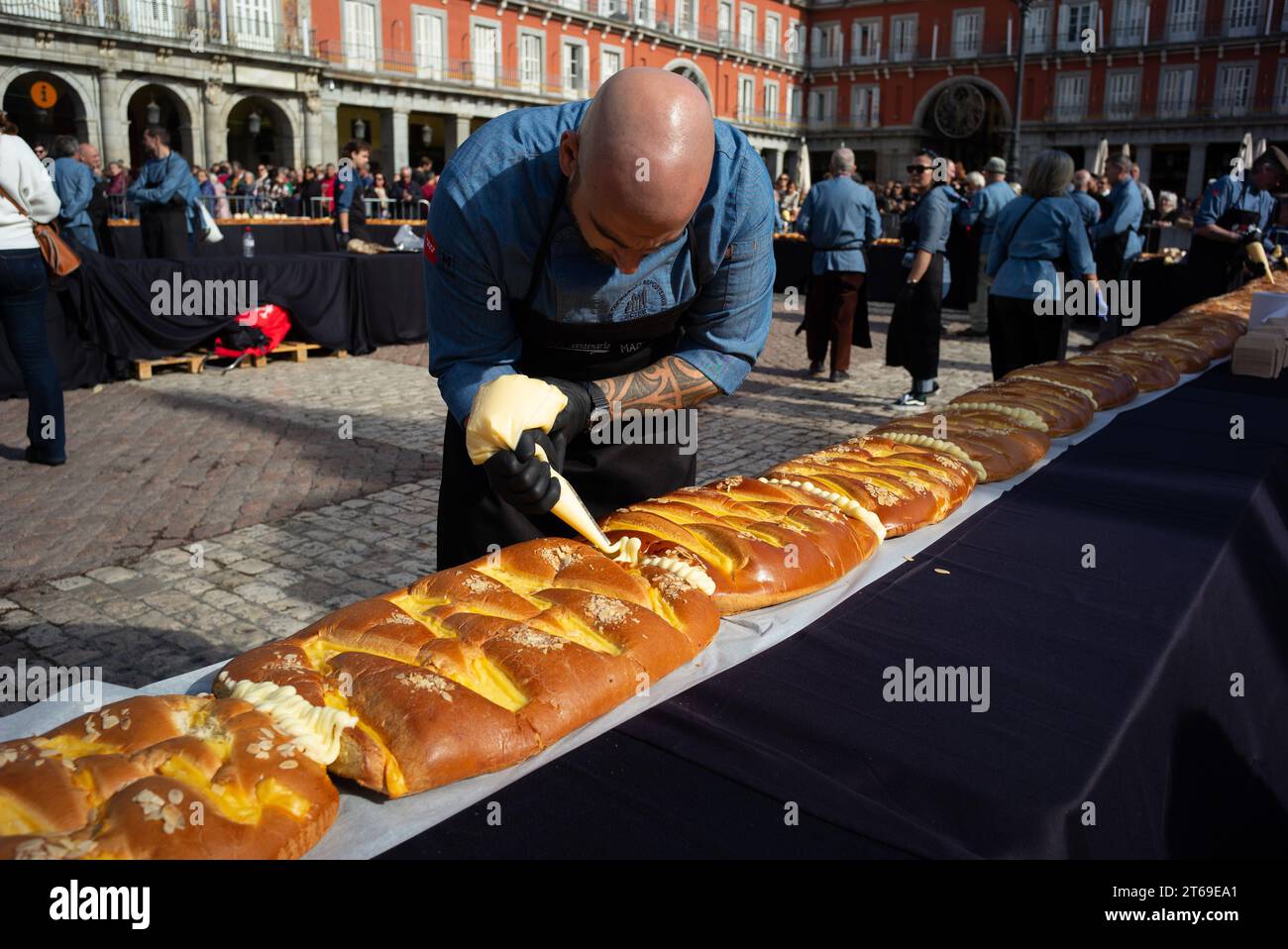 Cooks prepare the tasting of the large 20m Corona de la Almudena to ...