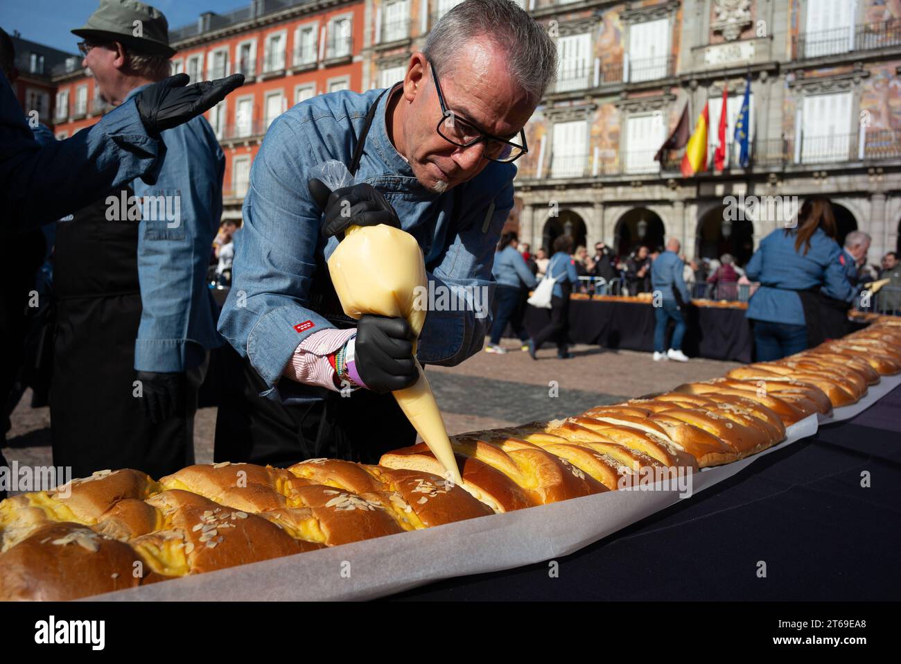 Cooks prepare the tasting of the large 20m Corona de la Almudena to ...