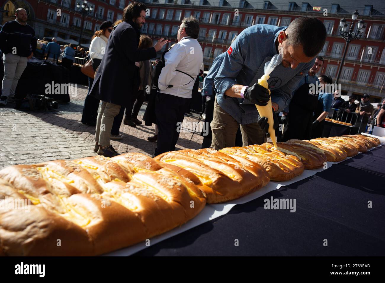 Cooks prepare the tasting of the large 20m Corona de la Almudena to ...