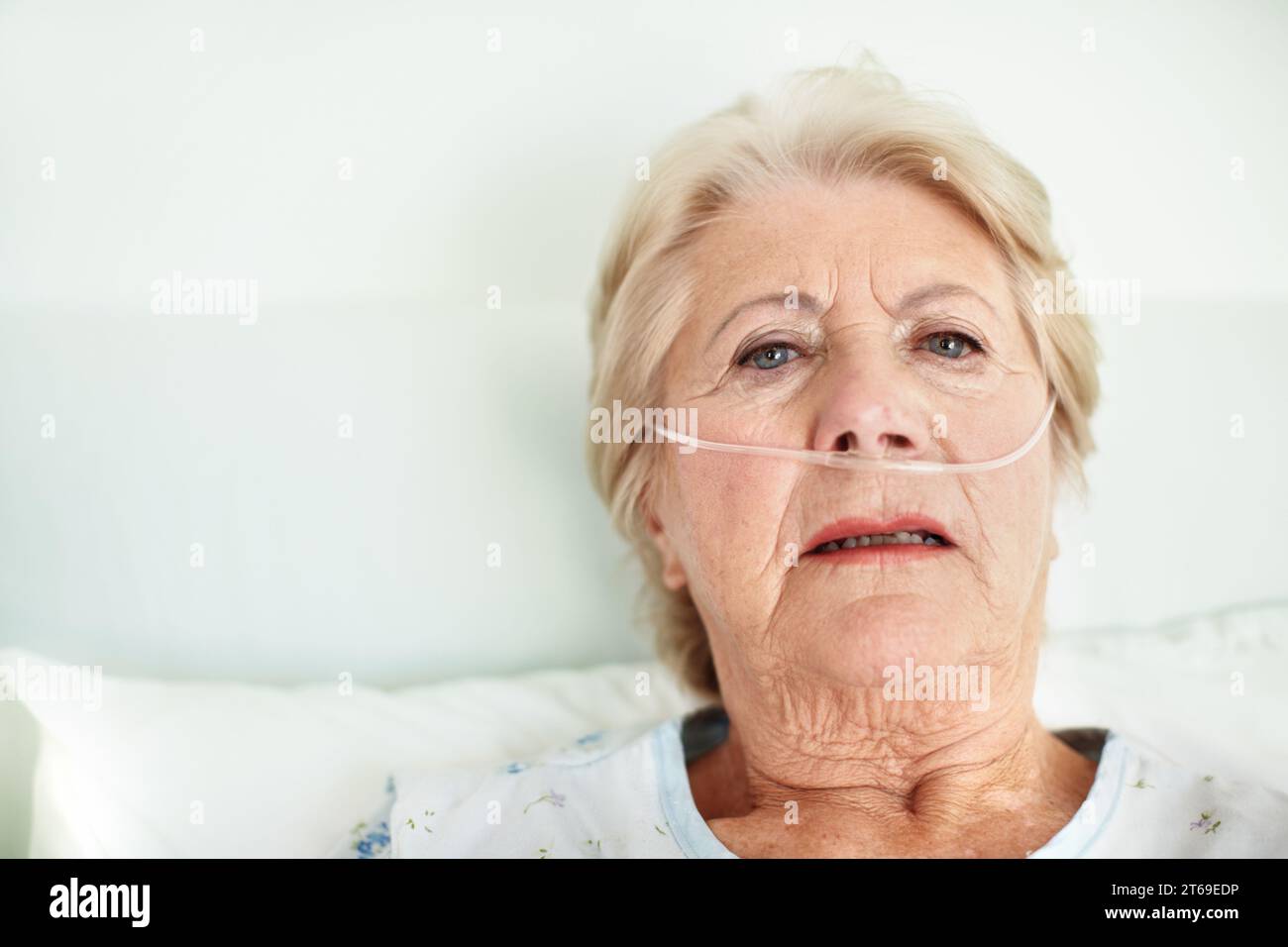 Patient wearing a nasal cannula hi-res stock photography and images - Alamy