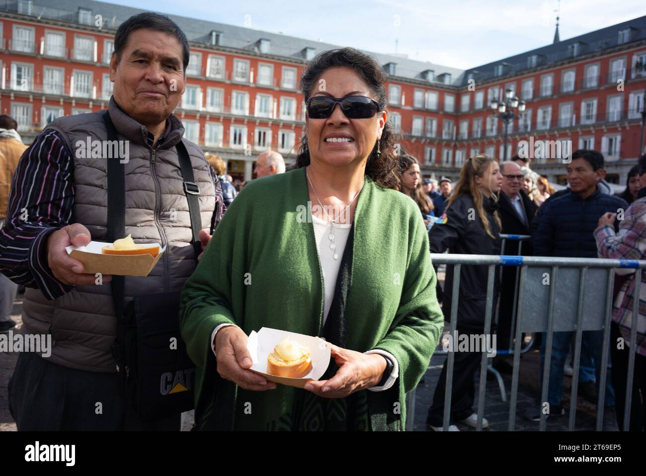 Cooks prepare the tasting of the large 20m Corona de la Almudena to ...