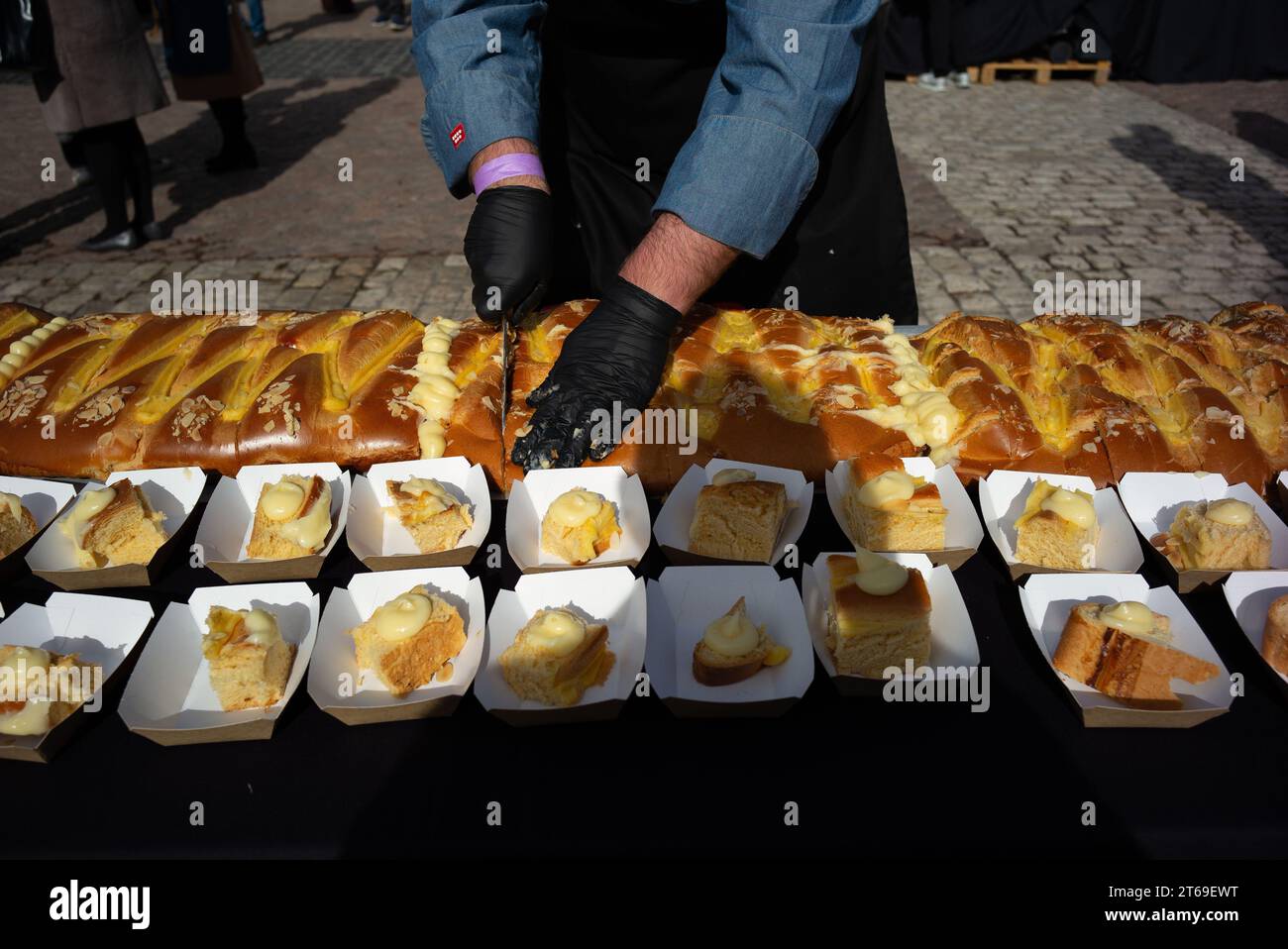 Cooks prepare the tasting of the large 20m Corona de la Almudena to ...