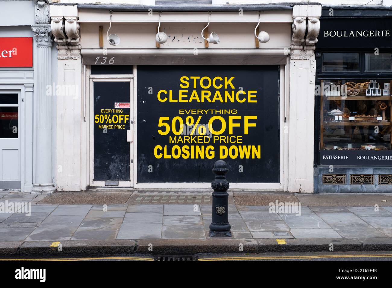 Store closing signage hi-res stock photography and images - Alamy