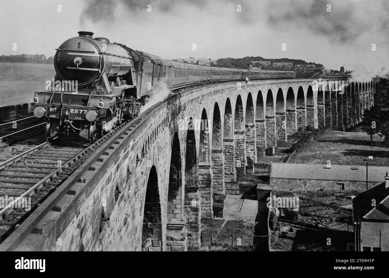 London steam train viaduct Black and White Stock Photos & Images - Alamy
