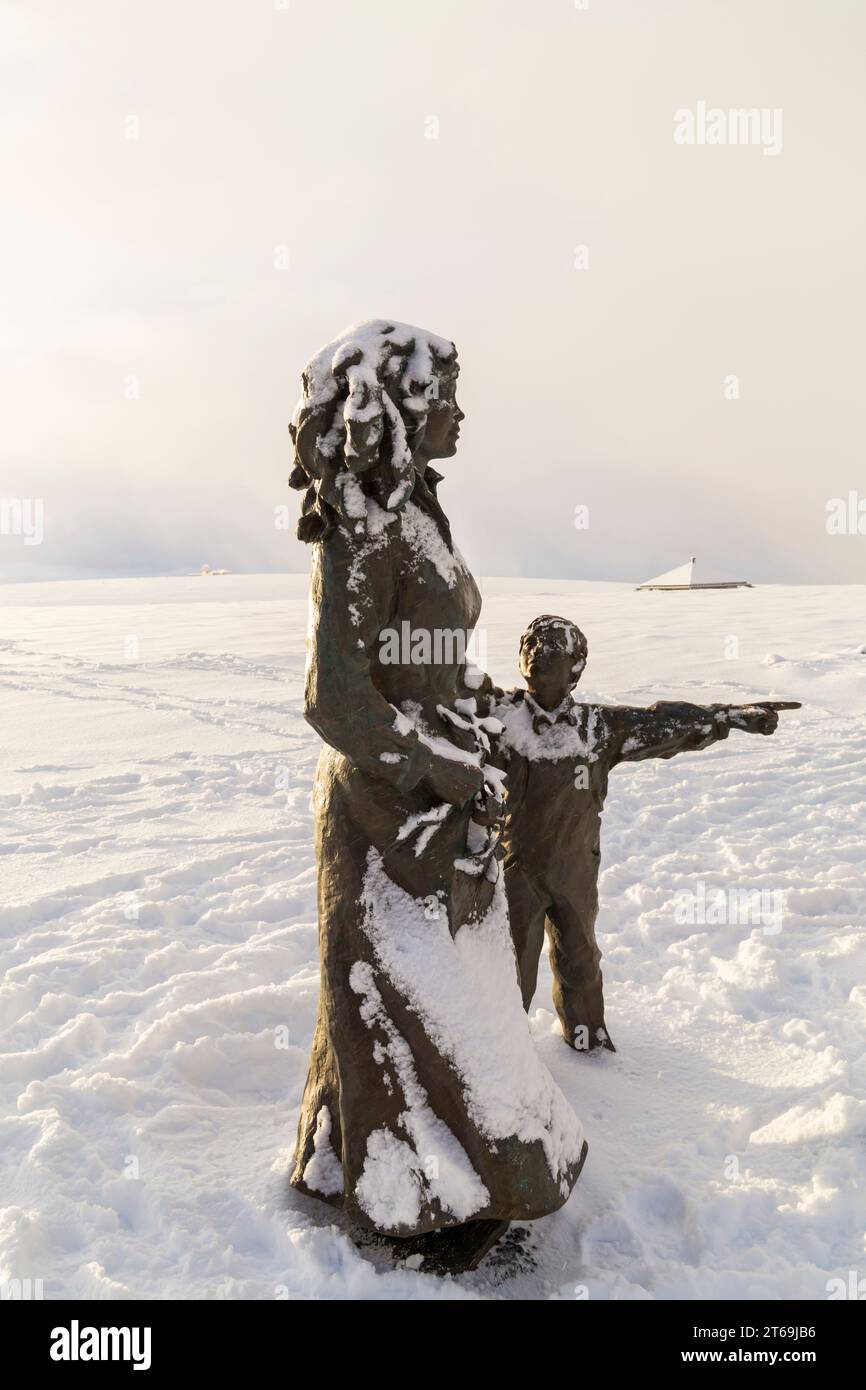 Mother and Child statue, Children of the World Peace Sculpture in the ...